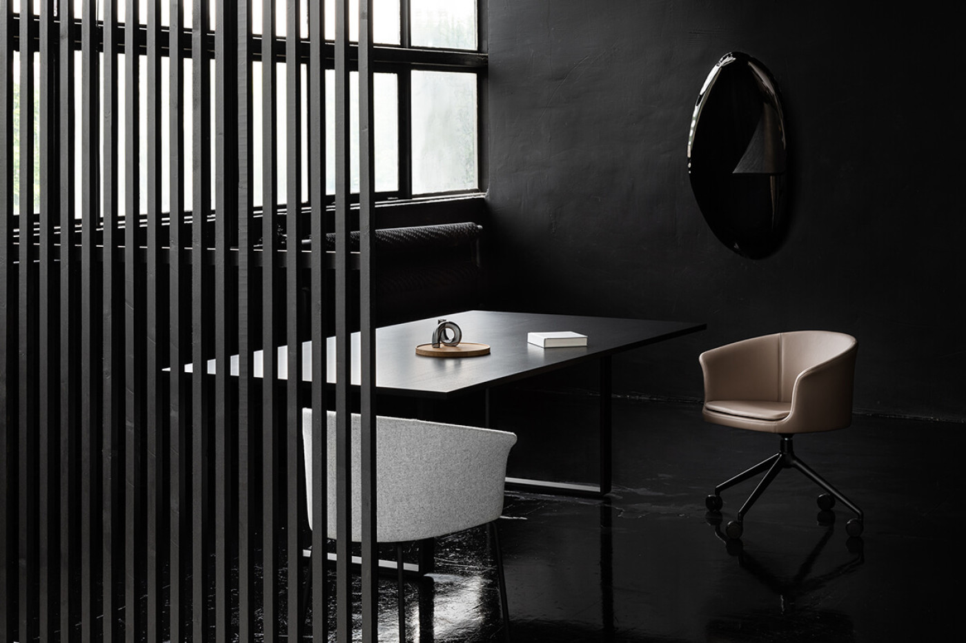 Zieta Tafla O - inflated steel, rounded mirror - Zieta Studio