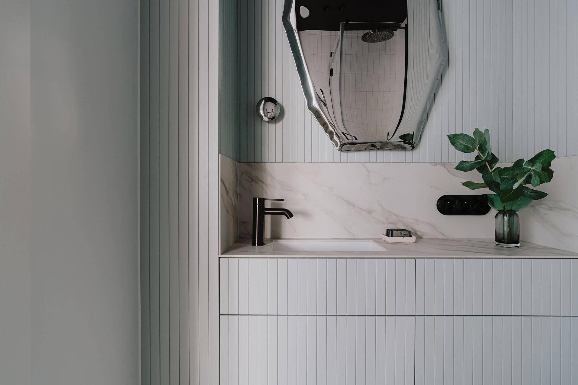 Zieta Tafla C - inflated, angular steel mirror - Zieta Studio